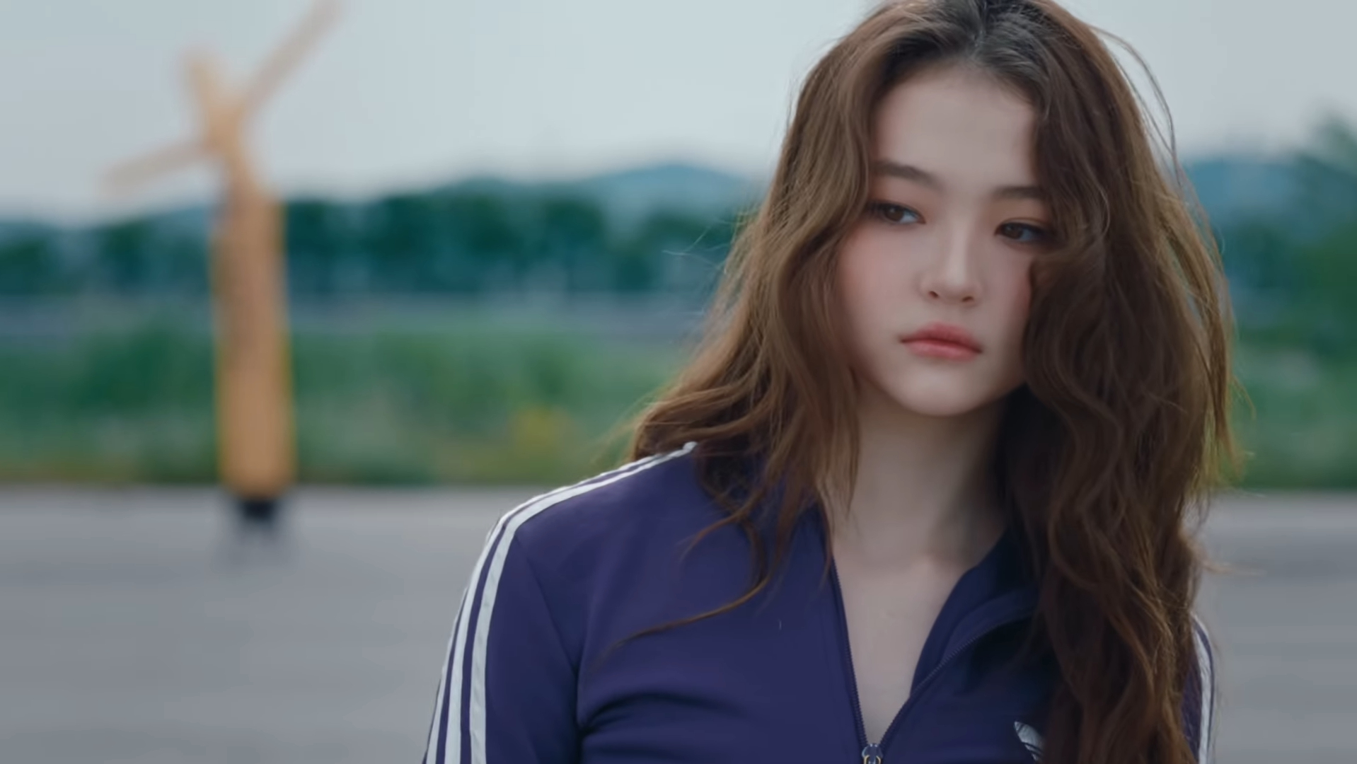 「混血小Jennie」Ella Gross正式出道！一次換上兩種Blokette造型